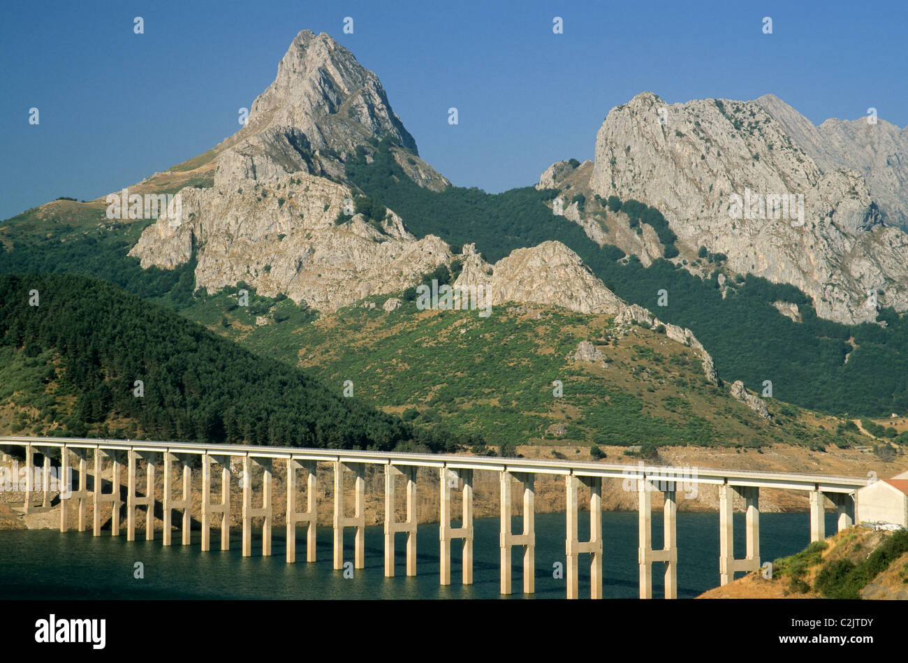 Dam and peaks of Riaño, National Reserve of Riaño, Regional Park of ...