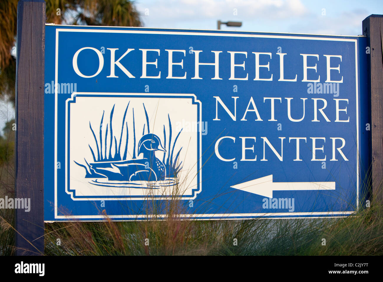 Nature center sign hi-res stock photography and images - Alamy