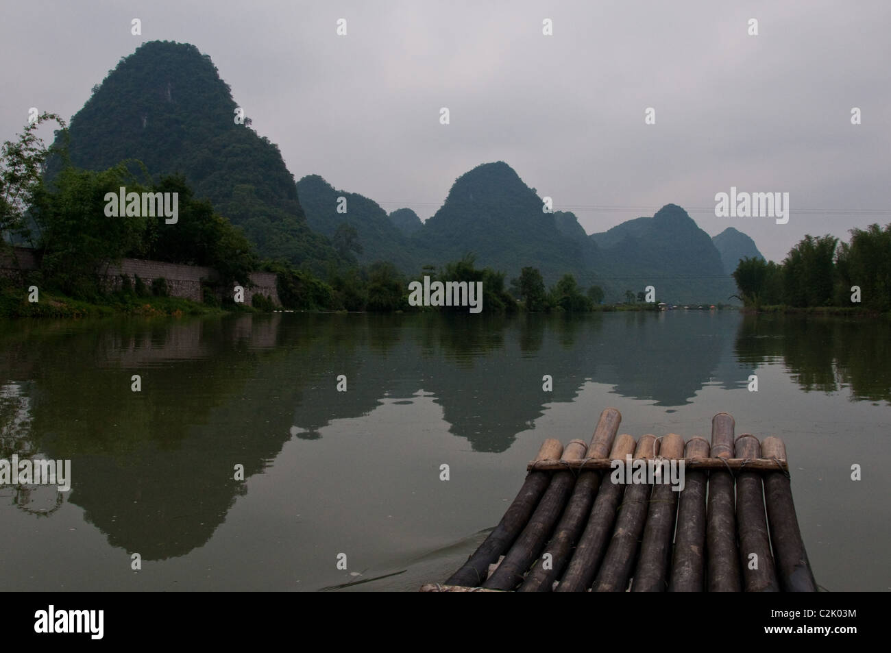Bamboo raft on the Youlong river in Yangshuo, Guangxi, China Stock ...