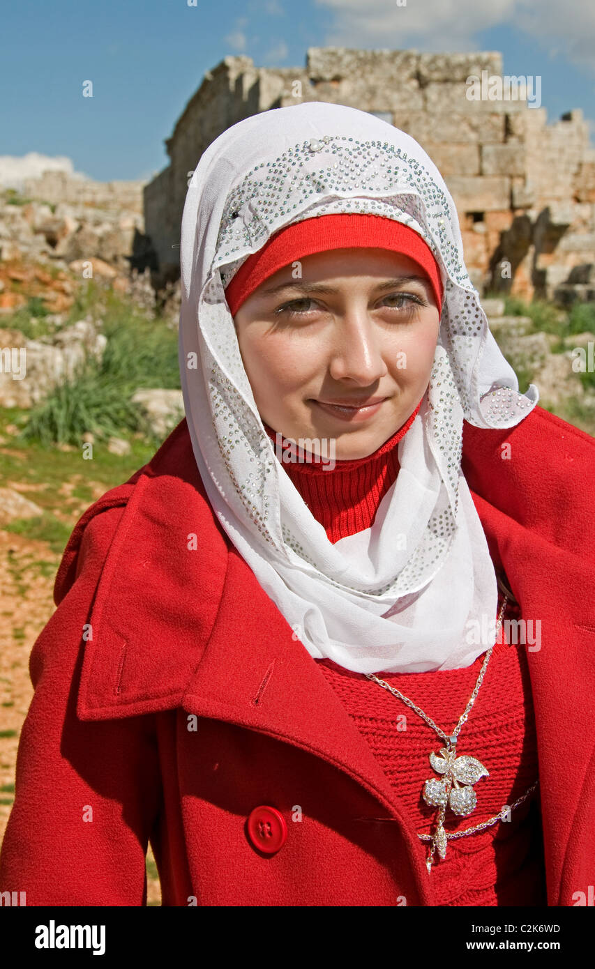 Young muslim woman syria hi-res stock photography and images - Alamy