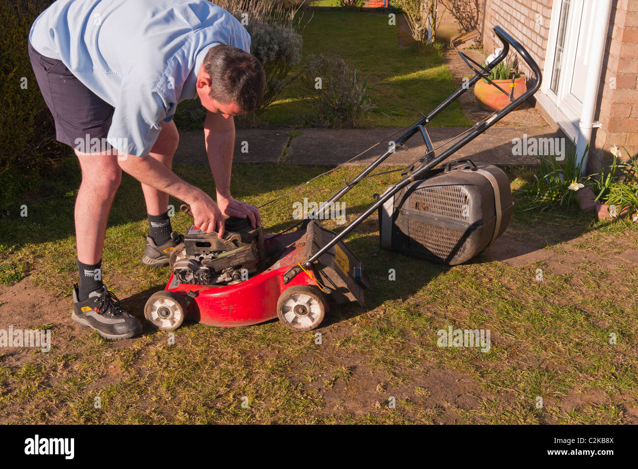 Cleaning lawn mower uk hi-res stock photography and images - Alamy