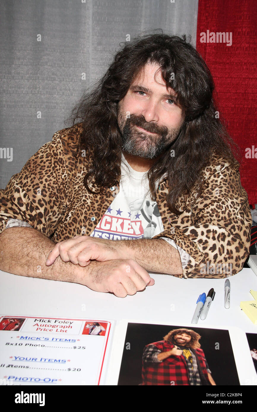 Mick Foley Wizard World at the Los Angeles Convention Center Los ...