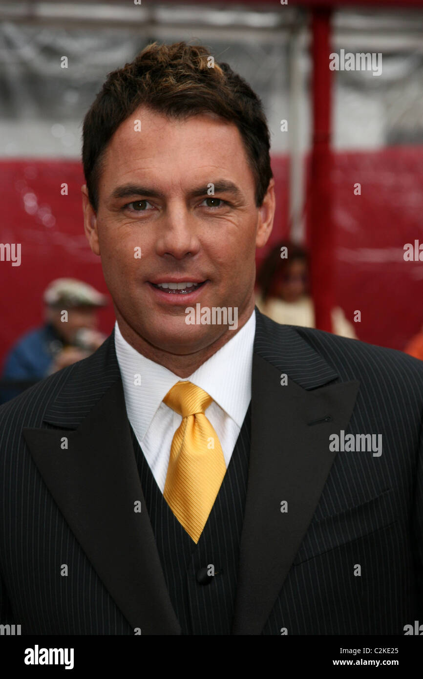 Oscars arrivals 2 240208 mark steines hi-res stock photography and ...