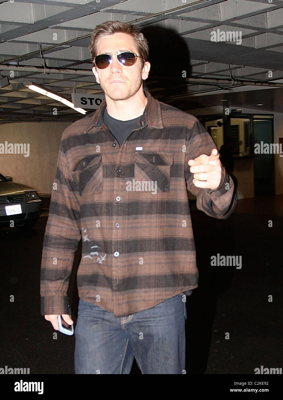 Jake Gyllenhaal pays for his parking while leaving a Medical Center in ...