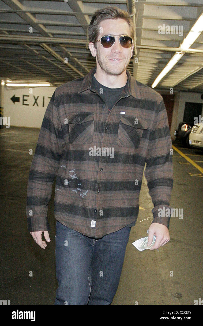 Jake Gyllenhaal pays for his parking while leaving a medical centre in ...