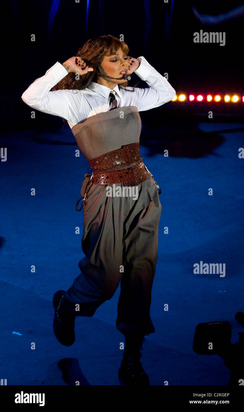Janet Jackson performing at the 'Good Morning America Winter Concert ...