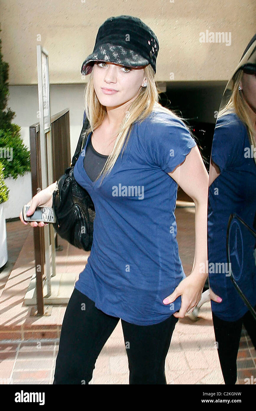 Hilary Duff arrives on Sunset Plaza wearing flip flops Los Angeles ...
