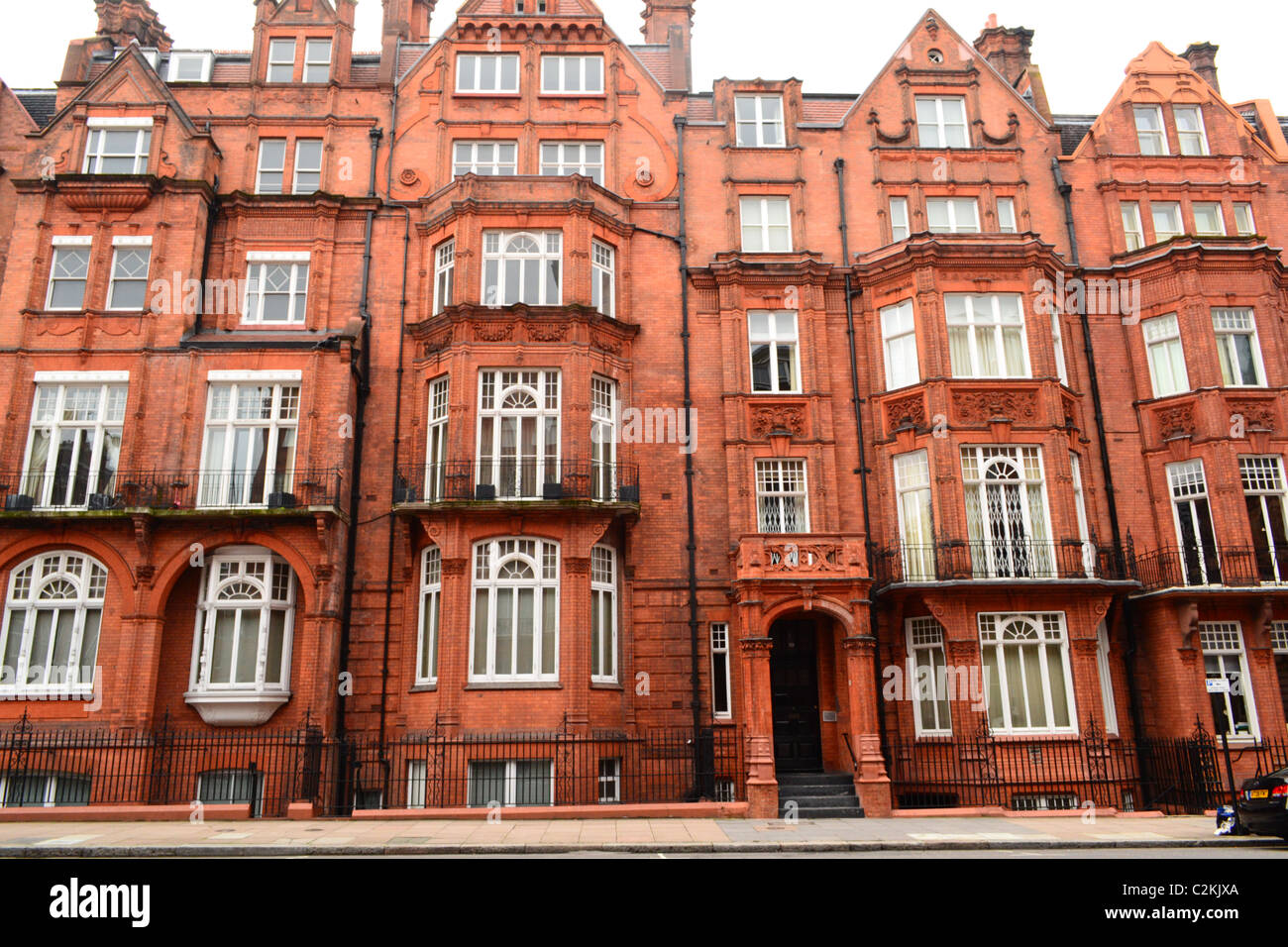 Red brick facades in Pont Street, Knightsbridge, London, UK ARTIFEX ...