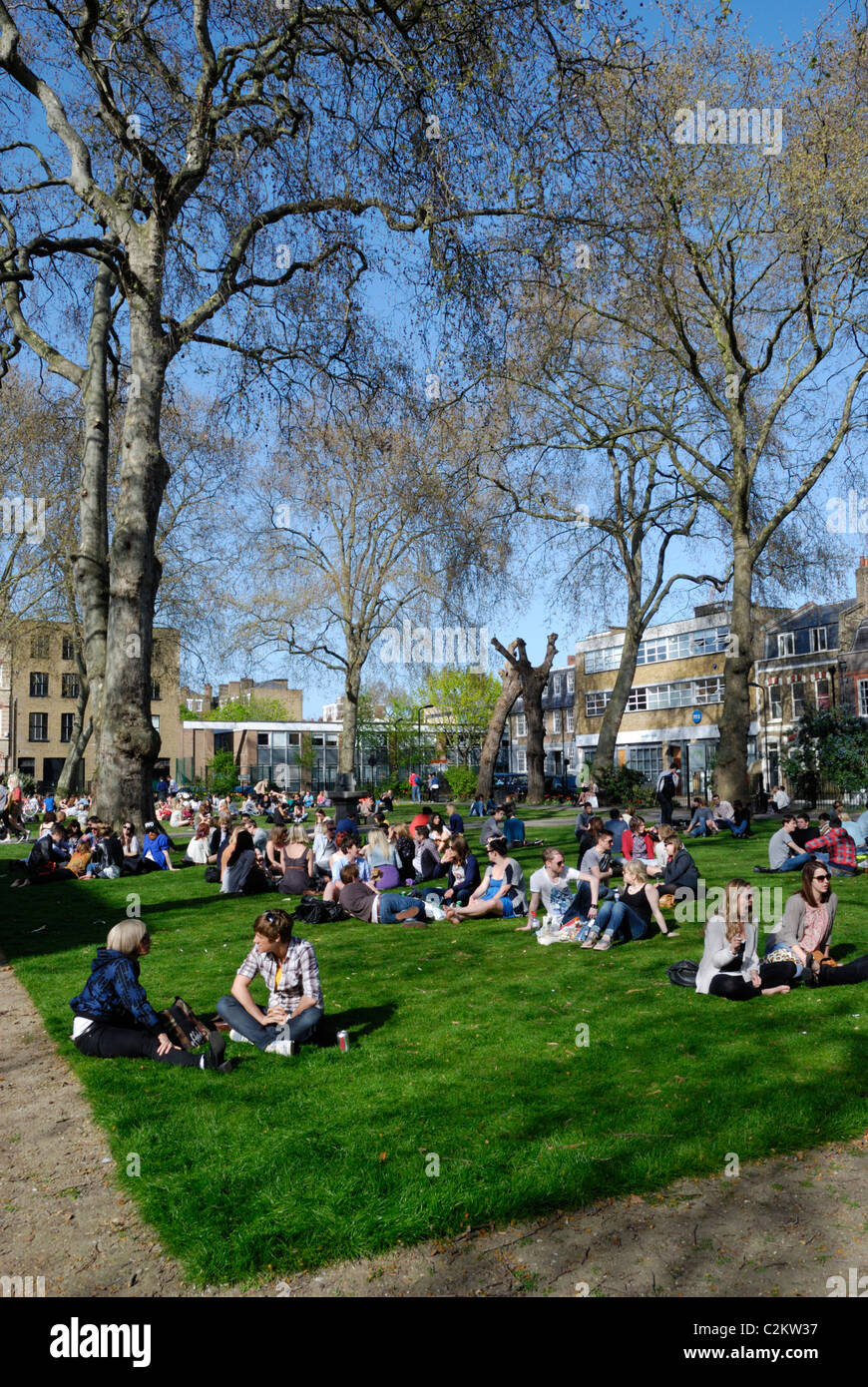 Young people enjoying the sunshine in Hoxton Square, London, England ...