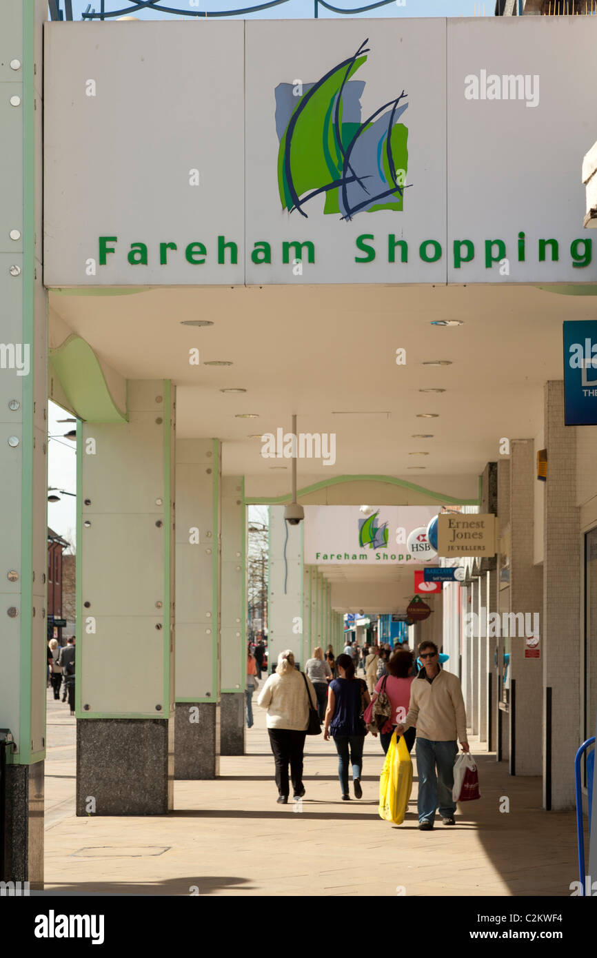 Fareham high street pedestrianised road and shopping centre Stock Photo ...
