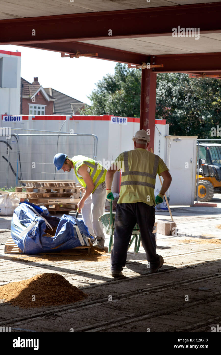 Builders uk hi-res stock photography and images - Alamy