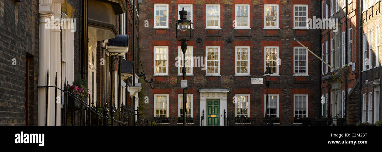 Railings outside terraced houses hi-res stock photography and images ...