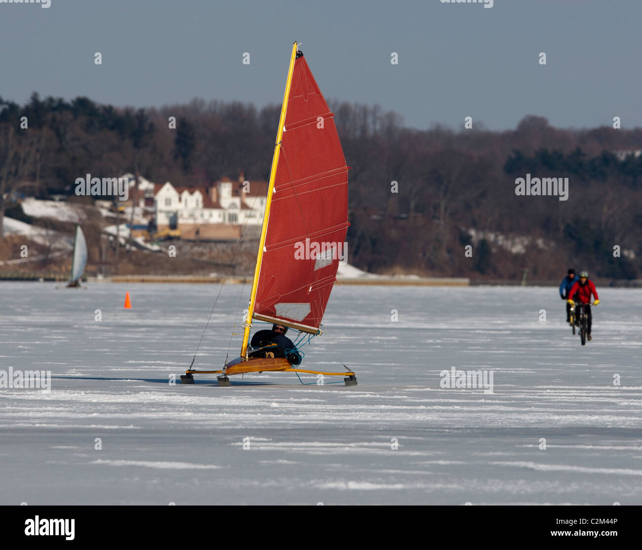 Boats in ice hi-res stock photography and images - Alamy