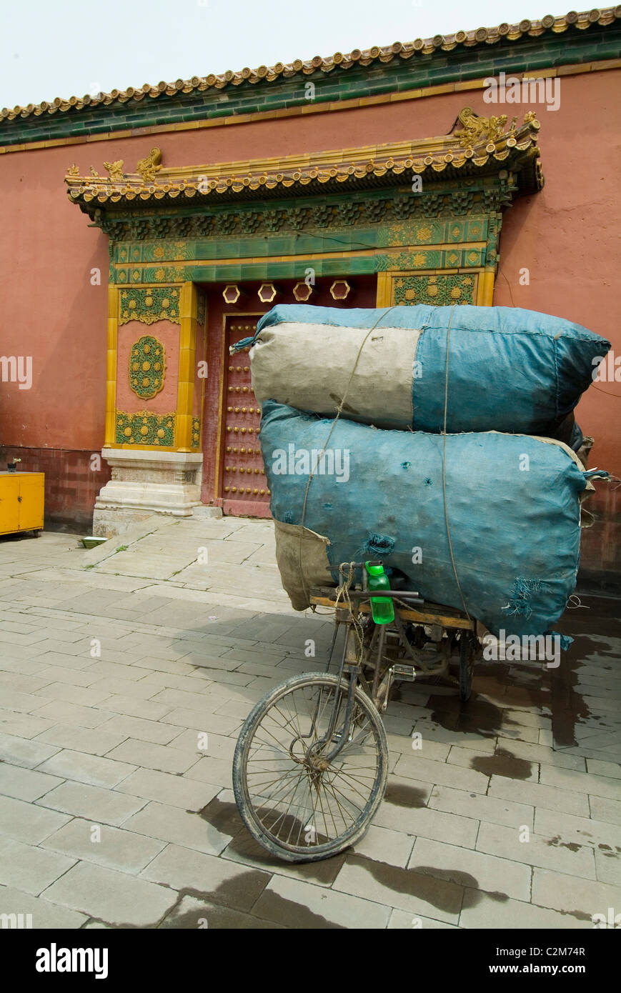 Laden bicycle, Forbidden City/Imperial Palace, Beijing, China Stock ...