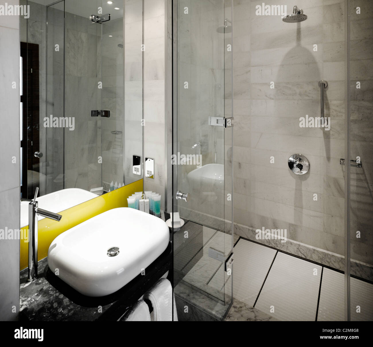 Hilton hotel bathroom hi-res stock photography and images - Alamy