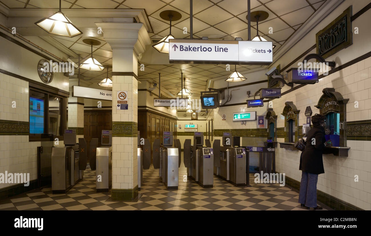 London underground edgware station hi-res stock photography and images ...