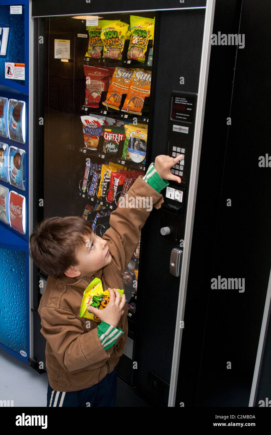 Candy vending machine hi-res stock photography and images - Alamy