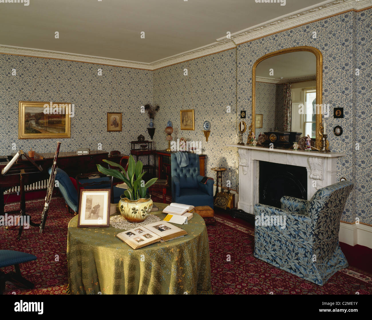 Down house darwin hi-res stock photography and images - Alamy