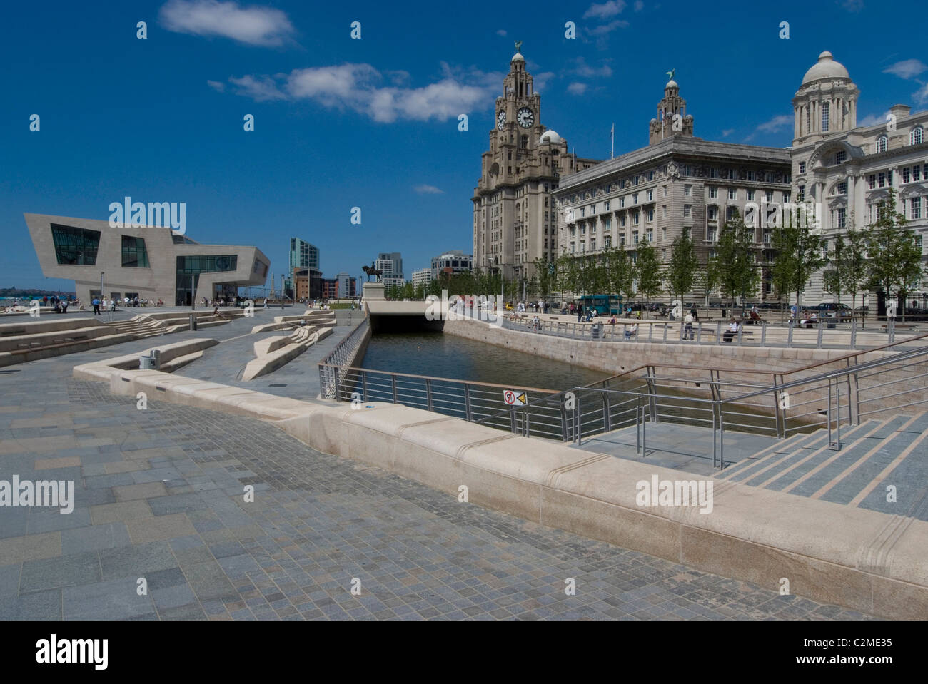 New Liverpool Museum and Leeds Liverpool Canal link in front of the ...