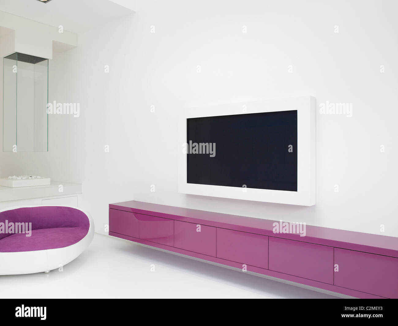 Plasma tv 2000s hi-res stock photography and images - Alamy