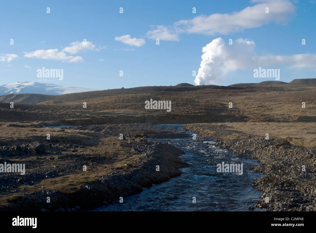 Ash plume from icelandic volcano hi-res stock photography and images ...