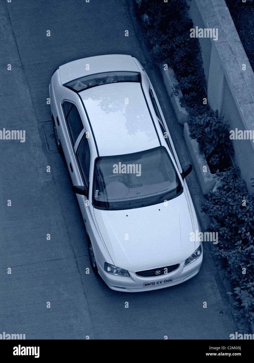 Line of cars parked on street hi-res stock photography and images - Alamy