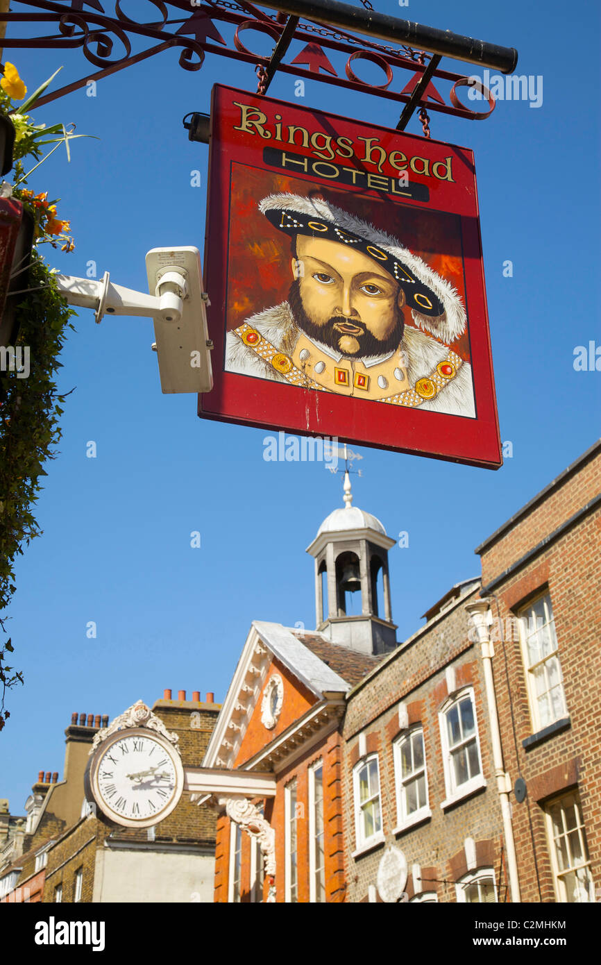 Henry VIII pub sign in Rochester High Street Stock Photo - Alamy
