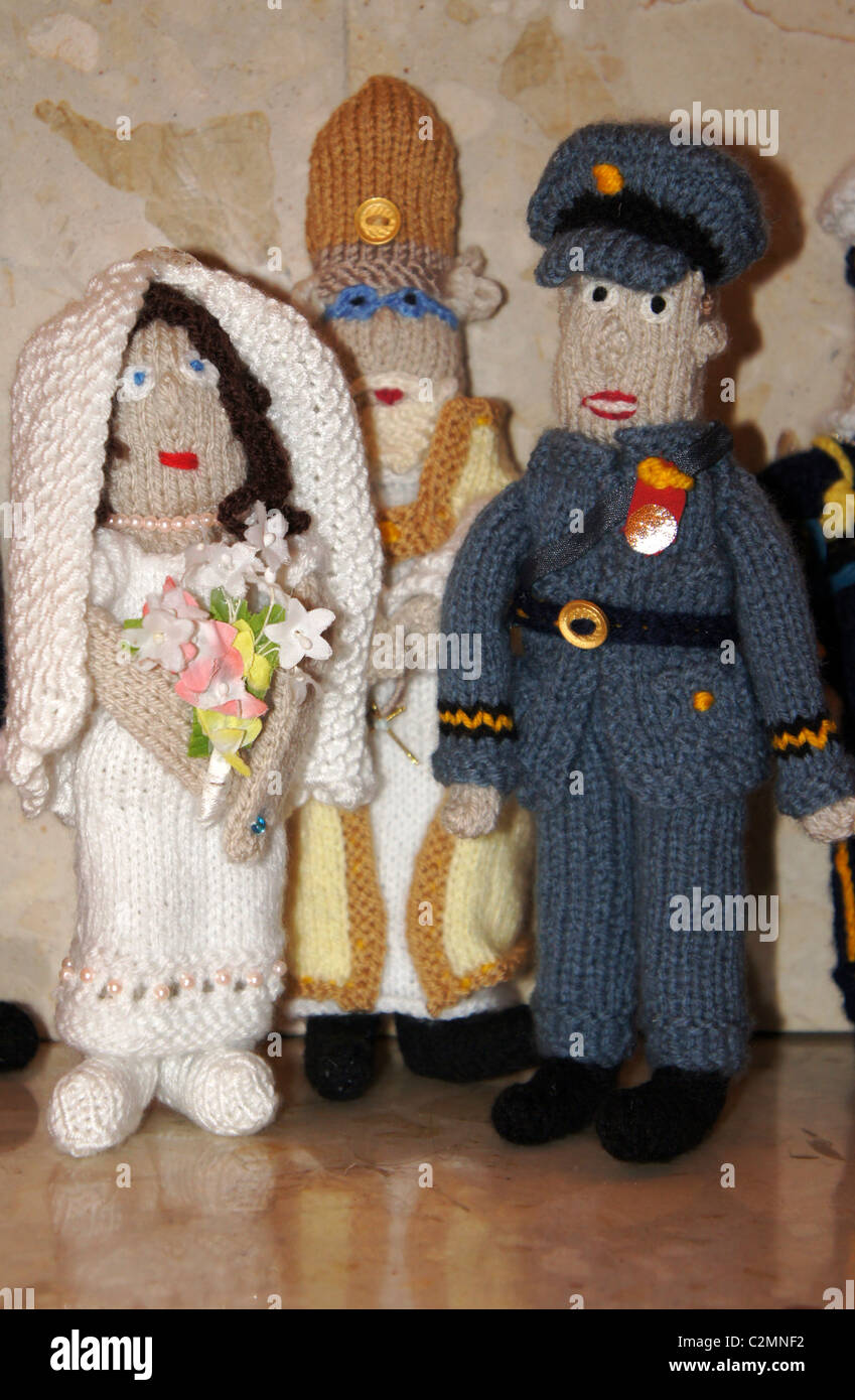Royal Wedding, Kate and Prince William, knitted figures Stock Photo - Alamy