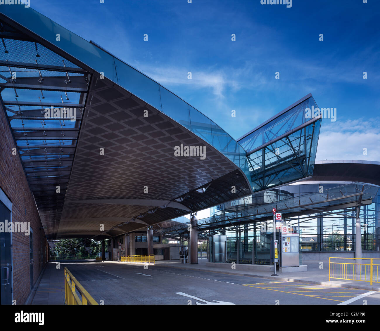 Station exterior front london hi-res stock photography and images - Alamy