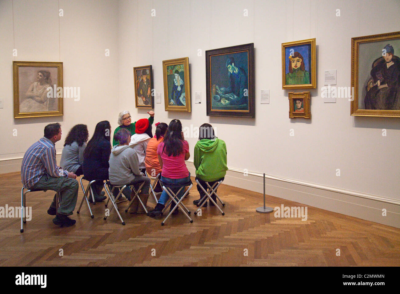 Field trip students museum hi-res stock photography and images - Alamy