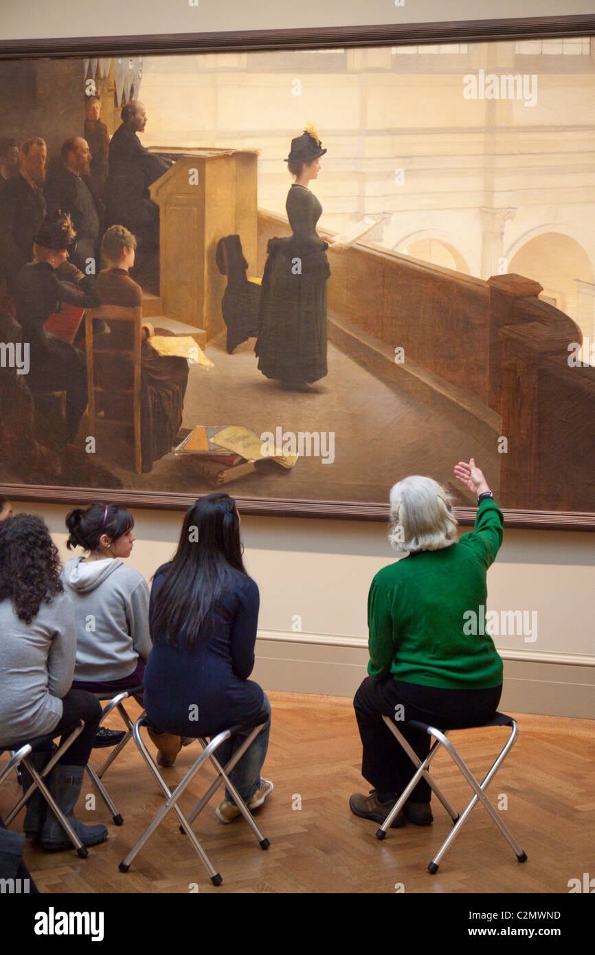 Field trip students museum hi-res stock photography and images - Alamy