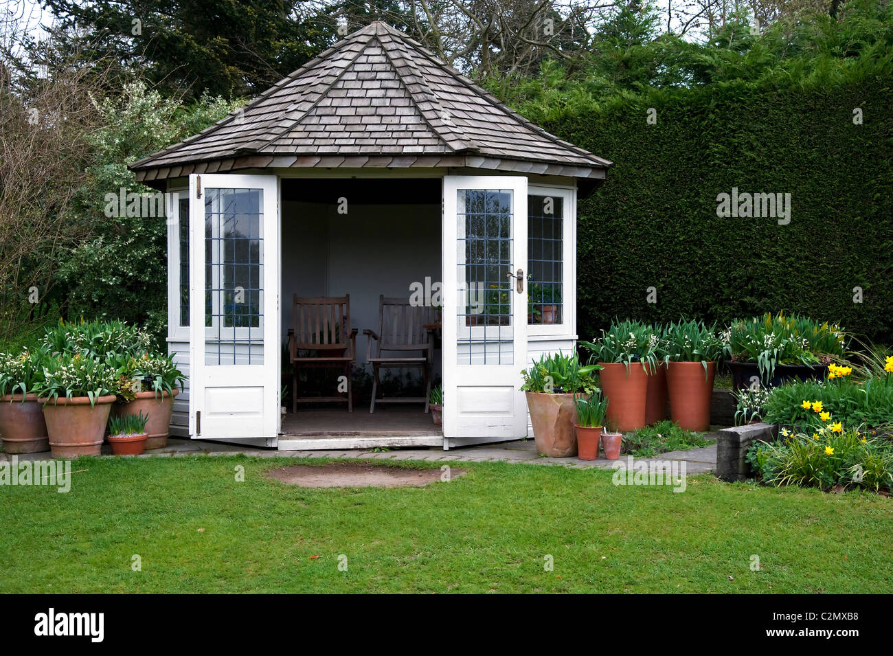 English garden summer sitting hi-res stock photography and images - Alamy
