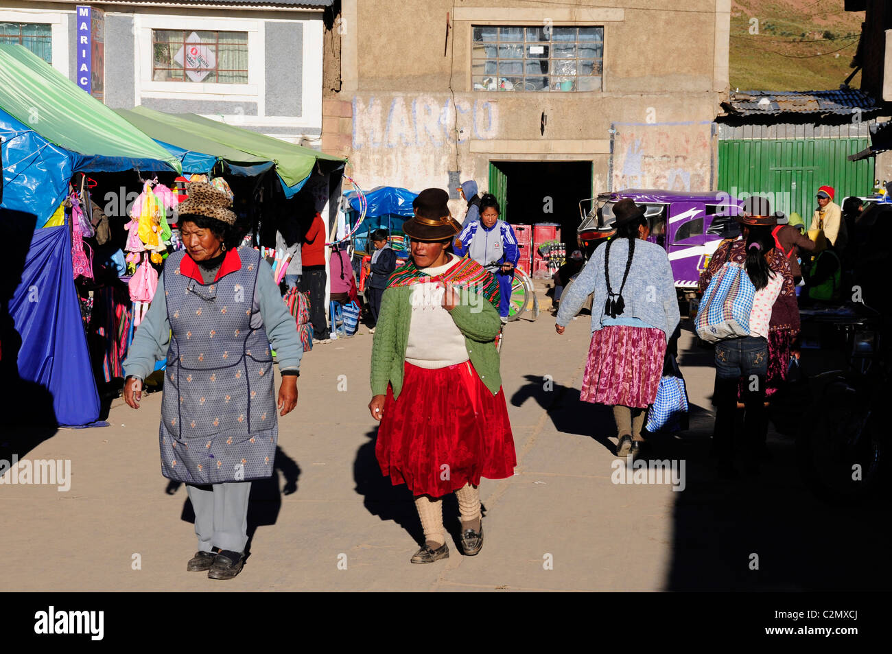 Life on the streets in Peru Stock Photo - Alamy