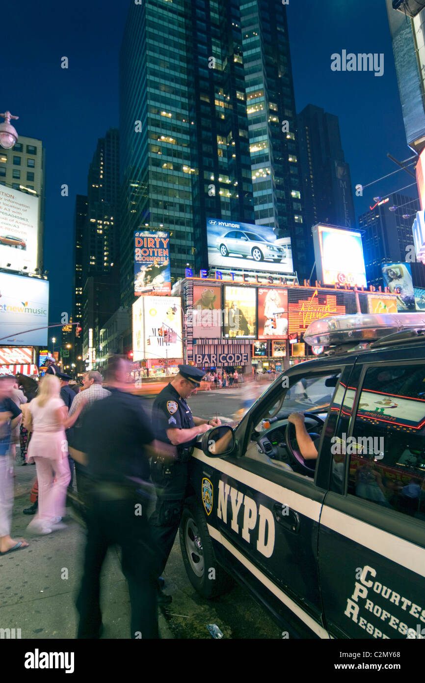 Time square police hi-res stock photography and images - Alamy
