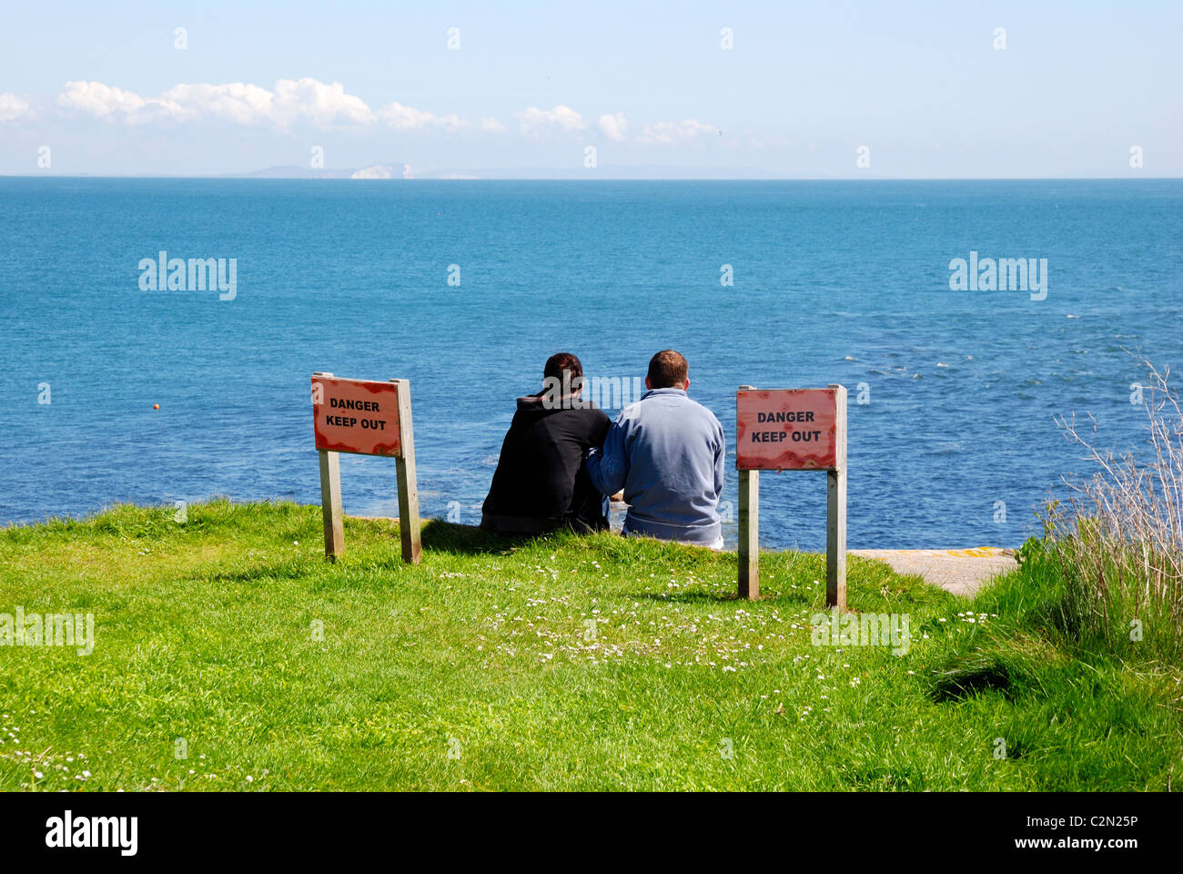 Young couple sitting edge cliff hi-res stock photography and images - Alamy