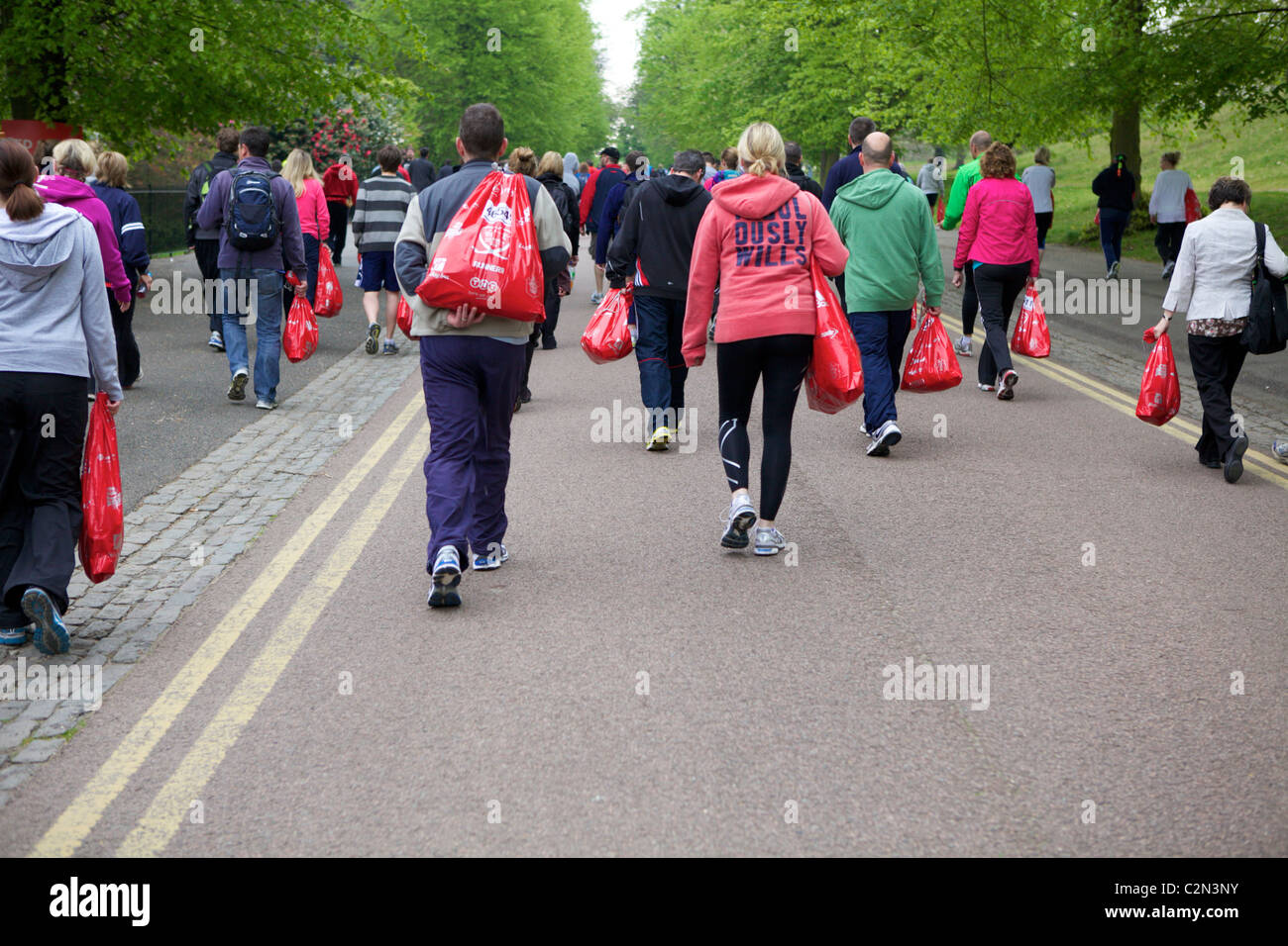 Thousands have joined the world's top long distance runners for a ...