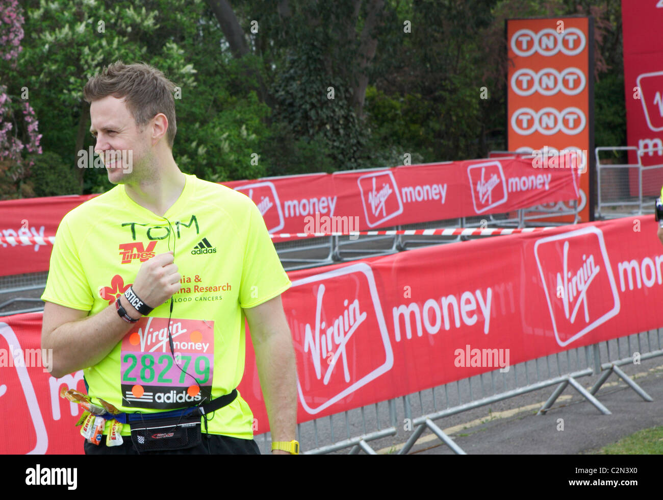 Thousands have joined the world's top long distance runners for a ...