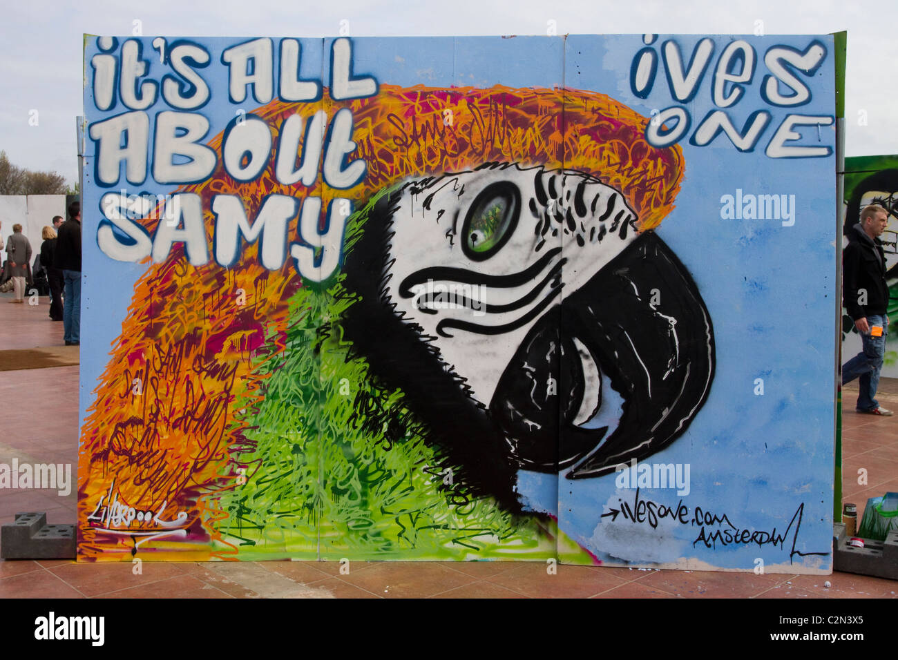 Bird stencil graffiti art hi-res stock photography and images - Alamy