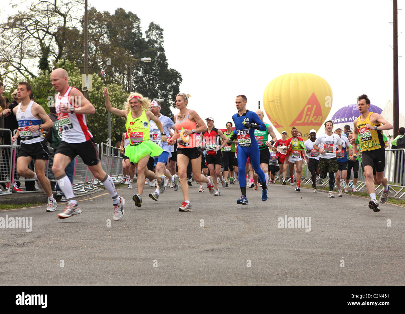 Thousands have joined the world's top long distance runners for a ...