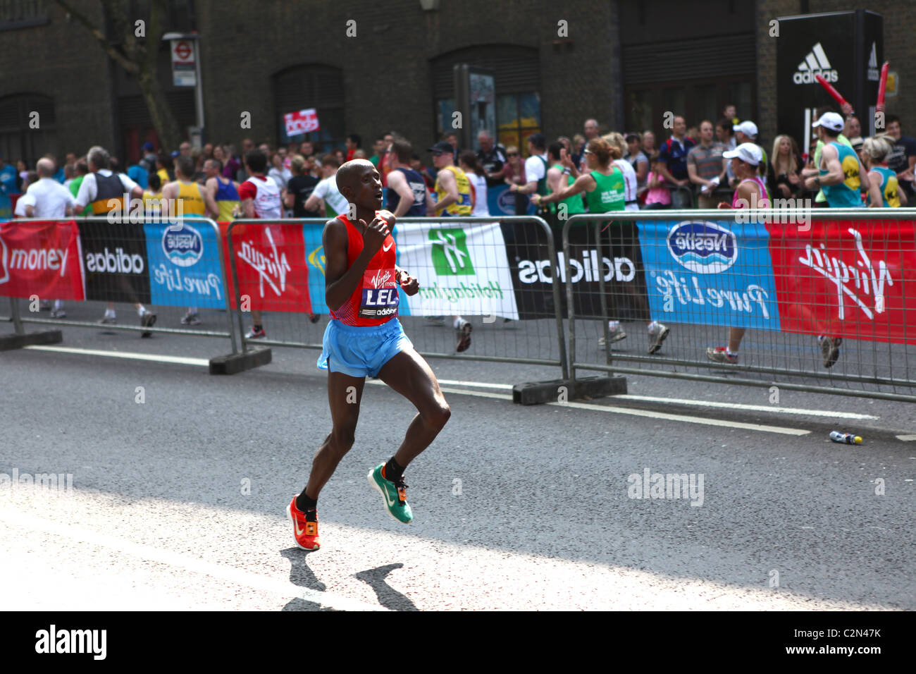 Thousands have joined the world's top long distance runners for a ...
