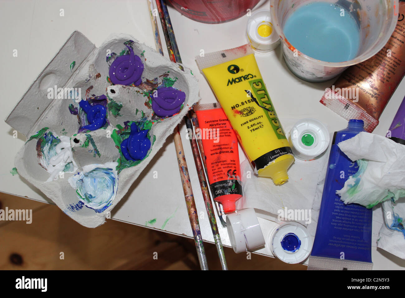 Mixing colors in egg carton hi-res stock photography and images - Alamy