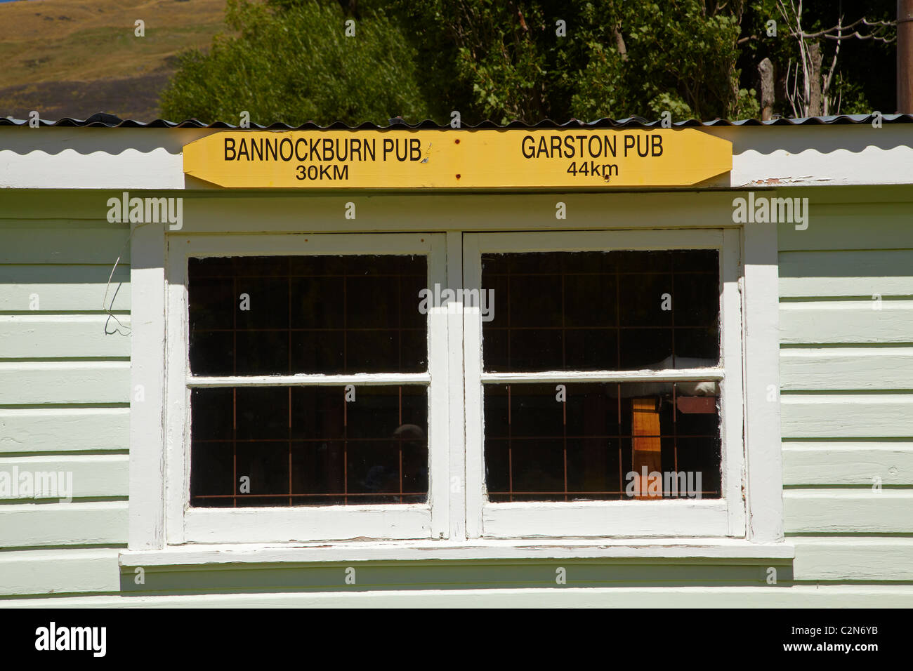 Hut and road sign, Nevis Road, Lower Nevis, Nevis Valley, Central Otago ...