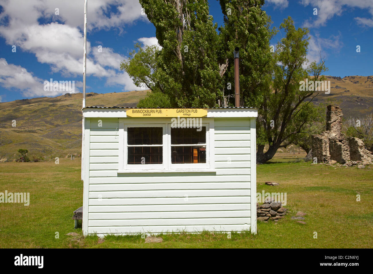Hut and road sign, Nevis Road, Lower Nevis, Nevis Valley, Central Otago ...