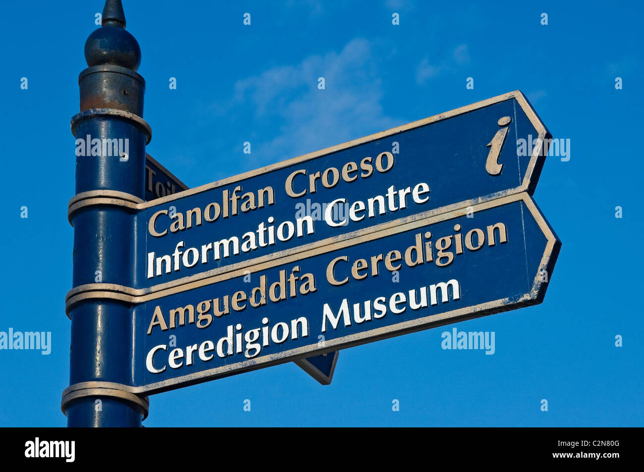 Bilingual welsh english tourism signs High Resolution Stock Photography ...