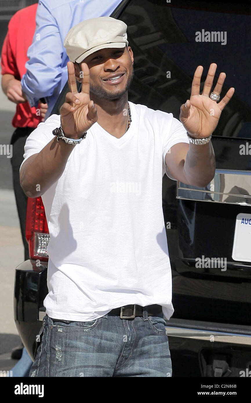 Usher Raymond apologized and makes the peace sign, moments after giving ...