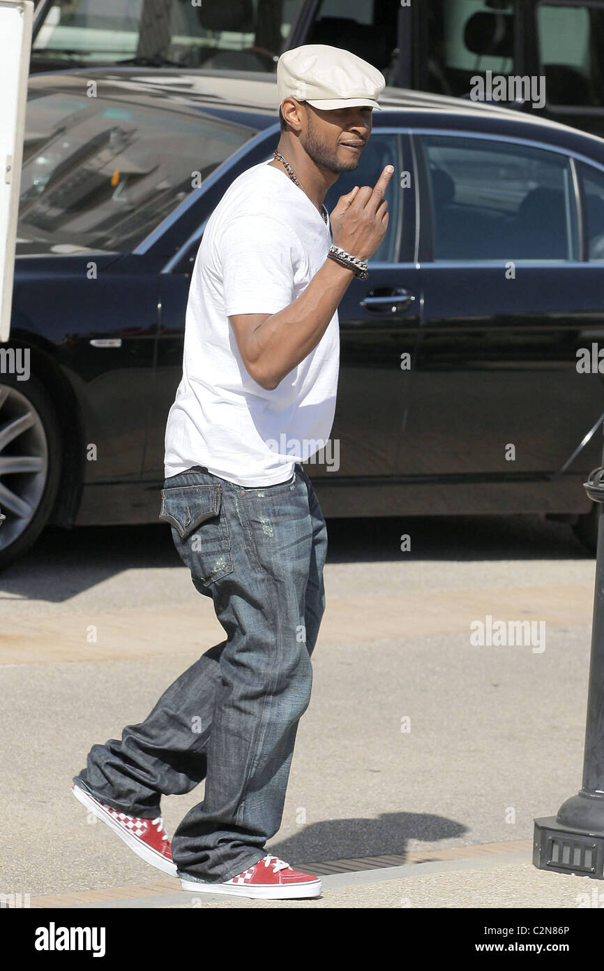 Usher Raymond gives the photographer the finger while leaving Barneys ...
