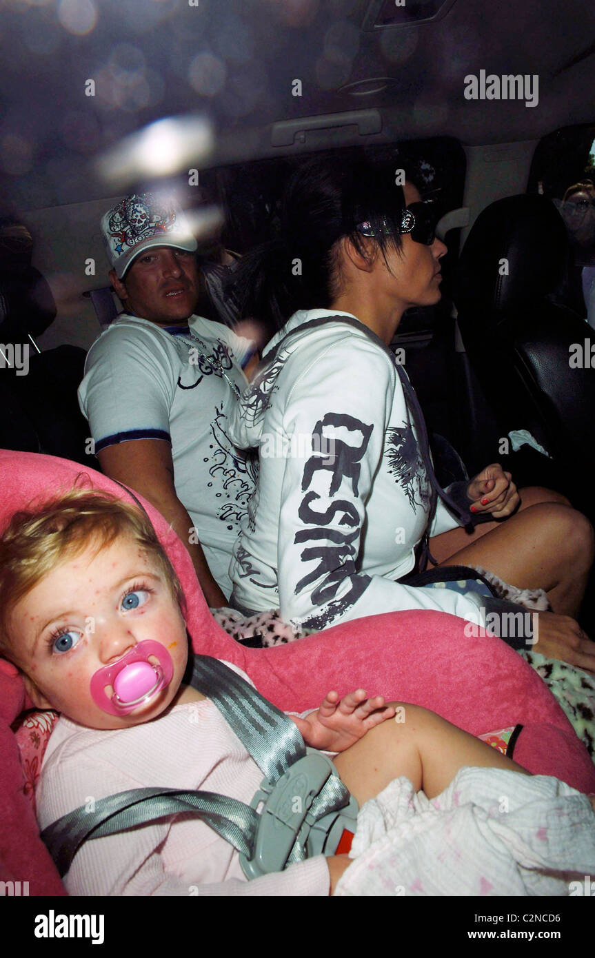 Katie Price and Peter Andre shop at Ed HArdy store with their daughter ...