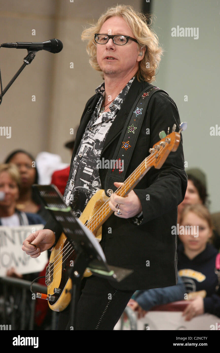 Mike mills r.e.m hi-res stock photography and images - Alamy