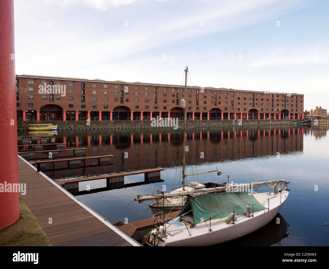 Albert docks water boat hi-res stock photography and images - Alamy