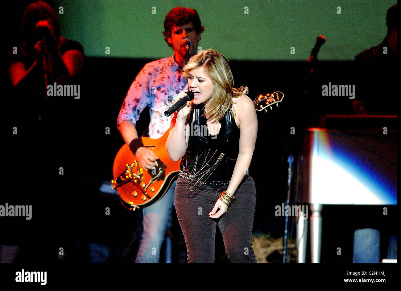 Kelly clarkson performing hi-res stock photography and images - Alamy